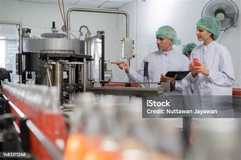 품질 관리자 또는 식품 또는 음료 기술자는 고객에게 제품을 보내기 전에 식품 및 의약품의 공정 제어에 대해 논의합니다 생산 리더는 성분과 생산성을 재확인합니다 공장 산업