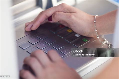 Atm에서 돈을 인출 하는 세련 된 손톱을 가진 여자 고객에 대한 스톡 사진 및 기타 이미지 고객 금색 금융 Istock