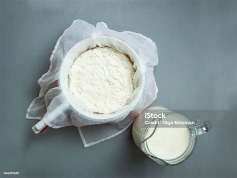 흰 체에 신선한 리코 타 치즈와 유리 주전자에 우유 부드러운 리코 타 치즈 요리 과정 작업장에서 집에서 만든 치즈를 만드는 과정 리코타에 대한 스톡 사진 및 기타 이미지