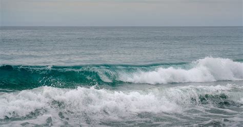 강가 거품 같은 고요한 광활한 넓은 바다 다이나믹한 대양 같은 목가적인 물 물을 튀기다 밀물과 썰물 바다 바다 경치 바다의 바닷물 블루 서핑하다