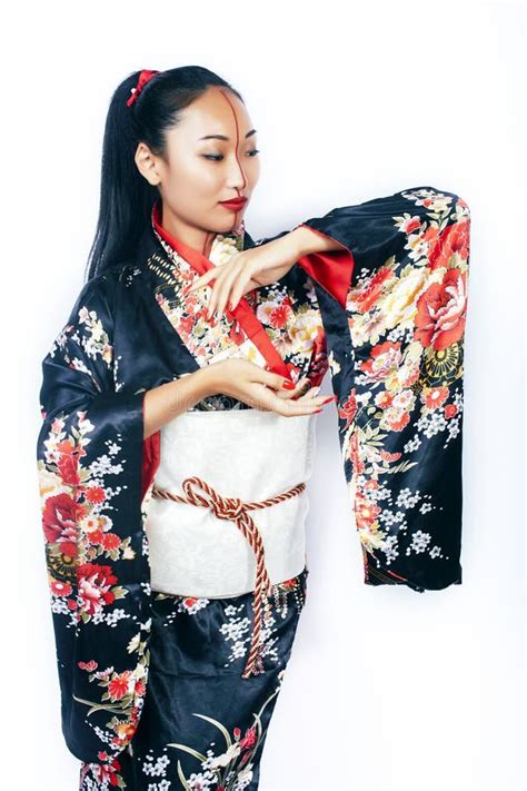 Jonge Vrij Echte Geisha In Kimono Met Sakura En Decoratie Op Witte Ge Soleerde Achtergrond Stock