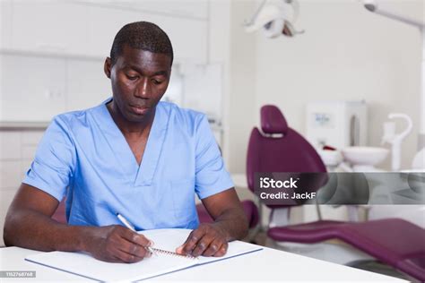 치과 진료 실에서 의료 기록 작업을 담당 하는 남성 치과 의사 사무실에 대한 스톡 사진 및 기타 이미지 사무실 책상 치과 의사 Istock
