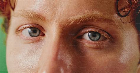 곱슬머리를 가진 사람의 클로즈업 사진 Unsplash의 스타일 이미지