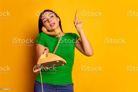 전화를 사용하여 놀랐습니다 백인 여성의 초상화는 컬러 스튜디오 배경에 격리되어 있습니다 아름 다운 여성 모델입니다 인간의 감정 표정 판매 광고의 개념 20 24세에 대한