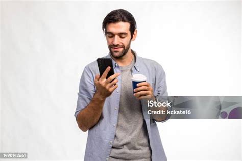 모바일을 사용하는 사업가 서서 모바일 및 소셜 미디어를 사용하는 남자 그에게 노는 남자 스마트 폰 25 29세에 대한 스톡 사진 및 기타 이미지 Istock