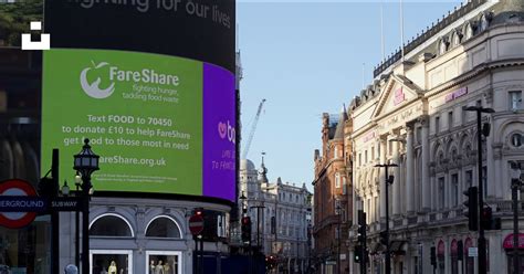 낮에 흰색 콘크리트 건물 근처 길가에 주차 된 자동차 사진 Unsplash의 무료 피카딜리 서커스 이미지