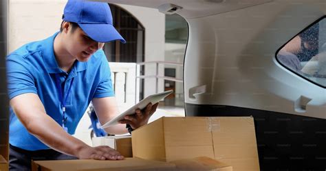 자동차에서 상자를 가지고 일하는 배달원 일하는 아시아 남자 사진 Unsplash의 성숙한 남자 이미지