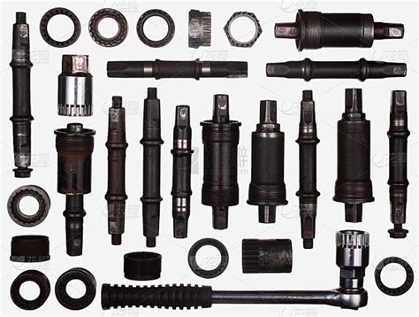 自行车车间的旧自行车零件。底部支架，主轴和拆卸工具。