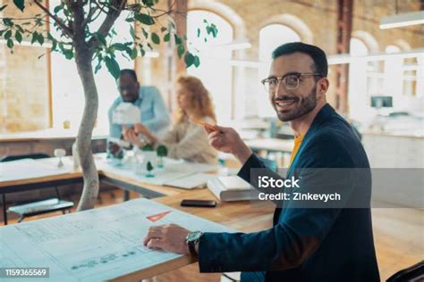 새로운 프로젝트에 대한 스케치를 그리는 동안 미소 인테리어 디자이너 가정의 방에 대한 스톡 사진 및 기타 이미지 가정의 방 계획 곱슬 머리 Istock