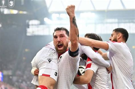 კაპიტანო გილოცავთ დაბადების დღეს ეროვნული ნაკრები გურამ კაშიას დაბადების დღეს ულოცავს