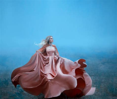 یک زن جوان با مدل موهای ظریف و زیبا در کلاه با پرهای تسمه ای بانو با لباس پرنعمت زرد از چشم