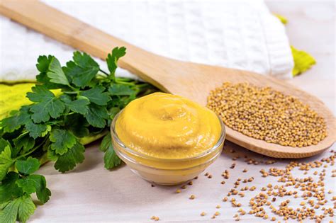 유리 딥에 노란 디종 겨자 소스와 부엌의 테이블에 마른 겨자 씨앗으로 가득 찬 나무 숟가락 겨자에 대한 스톡 사진 및 기타 이미지 겨자 숟가락 디종 머스타드 소스