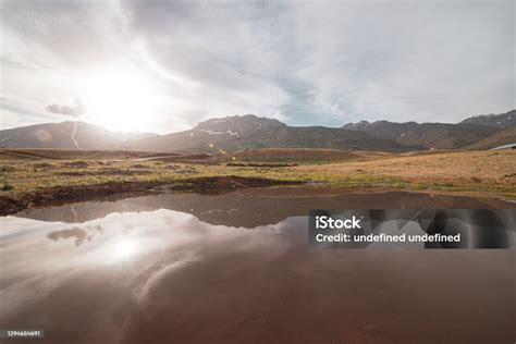 조명 봉우리 와 높은 산과 아름다운 풍경 돌 산 호수 반사 푸른 하늘과 노란색 햇빛 일출 터키 오바식 산맥 선셋컵코랄에 대한