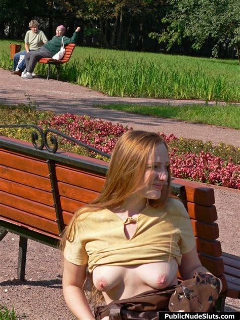 Nackte Brüste Und Muschi Einer Unverschämten Tussi Die Gerne