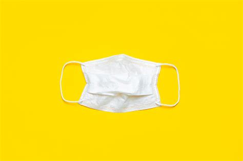 노란색 배경 플랫 레이스 상단 뷰에 의료 마스크 복사 공간 바이러스 코로나 바이러스 독감 감기 질병에 대한 보호 전통적인 의료