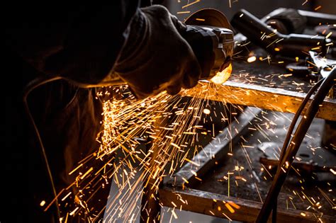 자동차 정비사 손 용접 연 삭 기계 닫습니다 자동차 배기 파이프를 절단 하는 동안 분쇄기의 스파크 강철에 대한 스톡 사진 및 기타 이미지 Istock