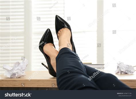 9 635 Imágenes De Foot On Desk Imágenes Fotos Y Vectores De Stock