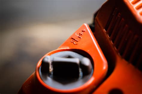 주유소의 상징과 전기 톱의 몸체에 기름 한 방울 2 행정 엔진이 장착 된 주황색 전기 톱의 연료 유 액체 탱크 Mandate에 대한 스톡 사진 및 기타 이미지 Istock