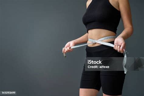웃는 여자는 줄자로 이상적인 허리를 측정하고 다이어트의 결과를 보여줍니다 다이어트에 대한 스톡 사진 및 기타 이미지 다이어트 필라테스 속도 Istock