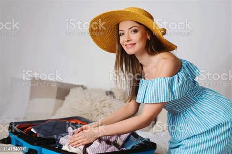 파란색 드레스와 노란 모자 포장 가방에 쾌활 한 젊은 아름 다운 여 자가 여행 준비 하기 가득 찬에 대한 스톡 사진 및 기타 이미지 가득 찬 가방 갈색 머리 Istock