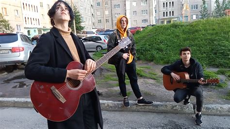Уличных музыкантов закидали яйцами туалетной бумагой. Уличные ночные ...