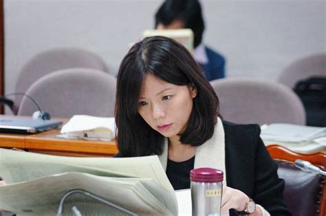 時代力量洪慈庸哽咽宣布退黨 「對不起，這時間點我必須做這樣的決定。」 Peekme