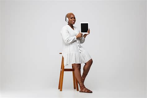 회색 배경에 캐주얼 착용젊은 아프리카 계 미국인 여성 바디 포지티브 여성 캐릭터 플러스 크기 사업가 아프리카 민족에 대한 스톡