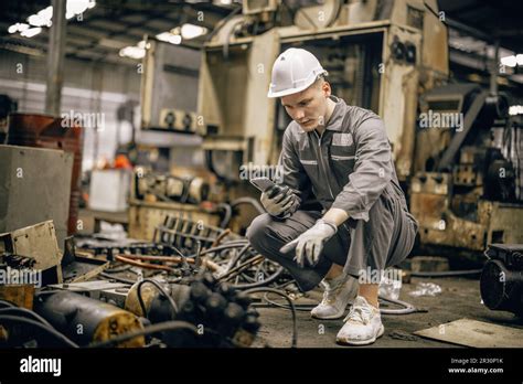 engineering technicians use hand tools to perform regular maintenance