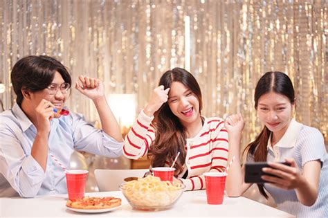 스낵 음료 축제 배경으로 둘러싸인 재미있는 생일 파티에서 함께 셀카를 찍는 쾌활한 친구들 20 24세에 대한 스톡 사진 및 기타 이미지 Istock