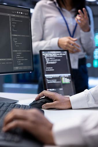 서버 팜의 팀워크 관리자 복구 계획 확인 에너지 모니터링 컴퓨터 프로그래머에 대한 스톡 사진 및 기타 이미지 컴퓨터