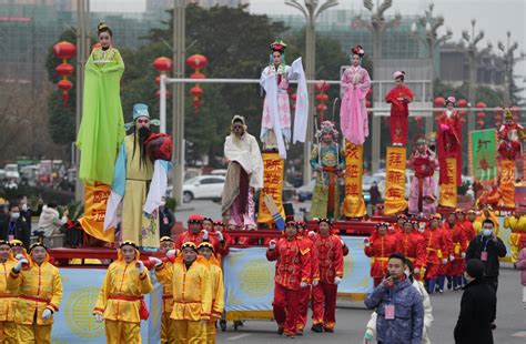 C视频丨绵竹年画节线下巡游 时隔两年街头再现迎春图 四川在线