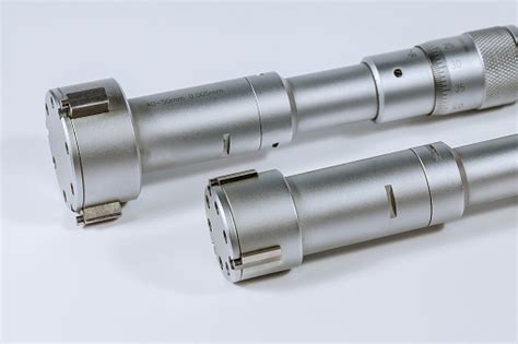 교정 마이크로미터 집합입니다 흰색 배경에 구멍의 직경을 정확하게 측정하는 장치입니다 제조에 대한 스톡 사진 및 기타 이미지 제조 0명 3차원 형태 Istock