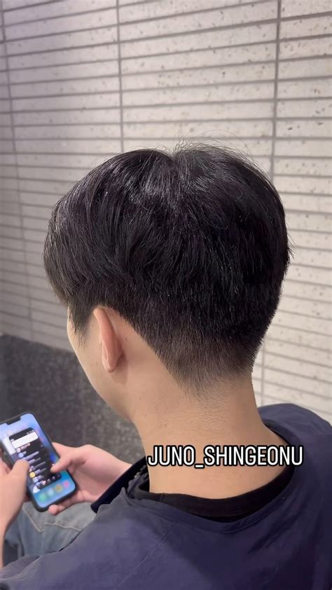 구로미용실 준오헤어 신건우 안녕하세요 준오헤어 구로디지털단지점 신건우 디자이너입니다☺️ 오늘은 자연스러운 컬감의 시스루 스타일과 여름철 시워하고 깔끔한 라인의 블랜딩