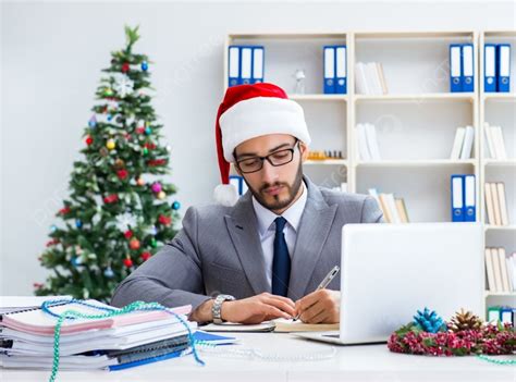 사무실에서 크리스마스를 축하하는 젊은 사업가 사무실에서 크리스마스를 축하하는 젊은 사업가 사진 배경 및 무료 다운로드를위한 그림 Pngtree