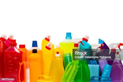 흰색 배경에 격리된 다양한 세제가 담긴 병 청소 용품가정용 청소 도구 및 바닥 용품 창문 화장실 및 배관 설비 용 세제 무지개