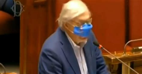 Diputado Es Expulsado Del Parlamento Italiano Y Sacado En Andas Por