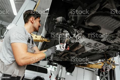 자동차 정비사는 자동차 서비스에서 자동차의 주행 장치를 수리합니다 자동차 수리 공장에 대한 스톡 사진 및 기타 이미지 자동차 수리 공장 차 건강 진단 Istock