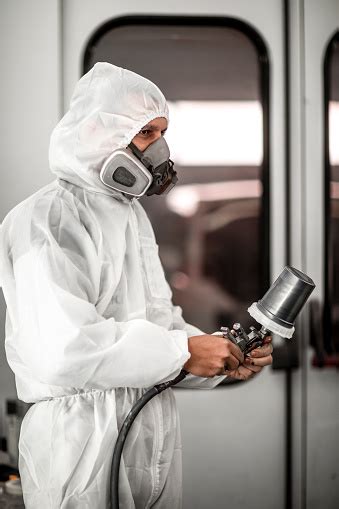 작업복과 페인팅 부스에서 페인트 스프레이 건을 들고 호흡 마스크 동안 전문 자동차 화가 가스 압축기에 대한 스톡 사진 및 기타 이미지 가스 압축기 교통수단 그림