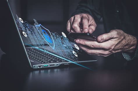 데이터 과학 비즈니스 및 인공 지능 Ai 디지털 기술 컴퓨터 코드 및 빅 데이터 글로벌 인터넷 네트워크 소프트웨어 개발로 디지털 태블릿을 작업하는 소프트웨어 엔지니어 개념에