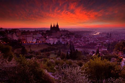 체코 프라하의 황혼일 구시가지와 함께 하는 붉은 오렌지 구름 일출 전에 아름다운 프라하 중부 유럽 아름다운 마을에서 도시 풍경 유럽에서 야간 여행 프라하에 대한 스톡 사진