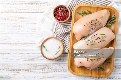 흰색 나무 테이블 플랫 평지에 허브와 향신료를 곁들인 치킨 필레 요리 재료와 닭 고기 위쪽 보기 0명에 대한 스톡 사진 및 기타