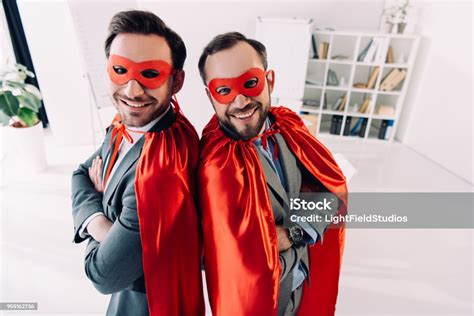 사무실에서 교차 팔 마스크와 망 토에서 잘생긴 슈퍼 기업인 미소의 높은 각도 보기 남성에 대한 스톡 사진 및 기타 이미지 남성 남자 미소 Istock