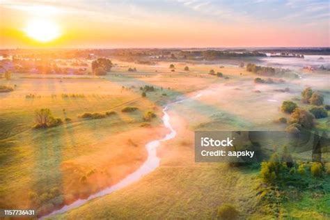 들판의 작은 강 들 사이 지상 위의 아침 안개의 공중 보기 태양 나무에 조명 하 고 긴 그림자를 캐스팅 강에 대한 스톡 사진 및 기타 이미지 Istock