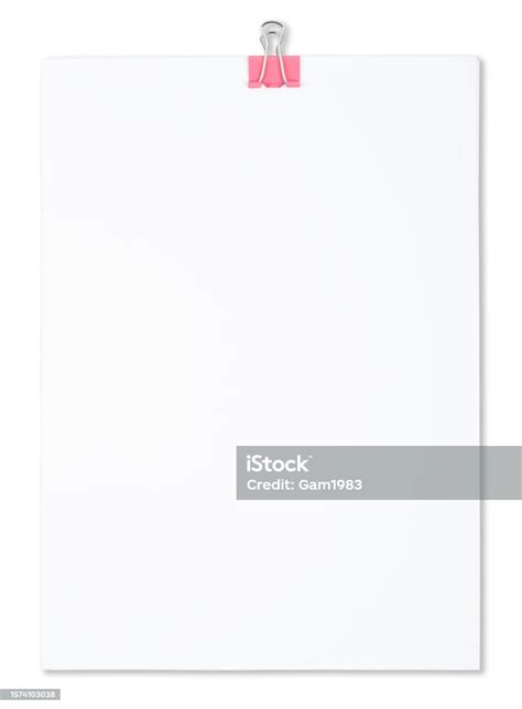 핑크 컬러 바인더 클립과 빈 흰 종이는 텍스트 또는 메시지를 위해 흰색 배경에 분리되어 있습니다 0명에 대한 스톡 사진 및 기타