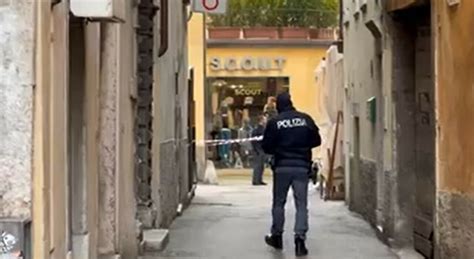 Ragazza Di 19 Anni Trovata Morta In Strada In Un Lago Di Sangue Forse