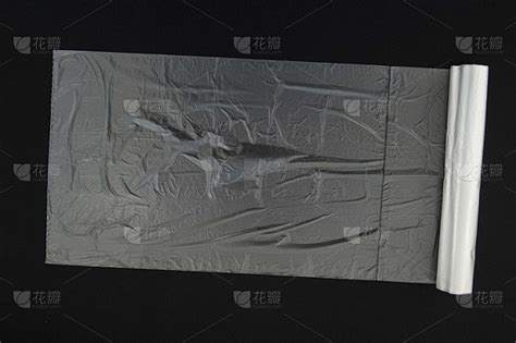 打开冰箱里用来存放食物的袋子