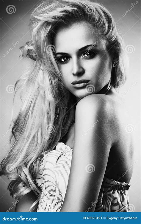 Belle Jeune Femme Fille Blonde Sexy Monochrome Image Stock Image Du Flirter Sain