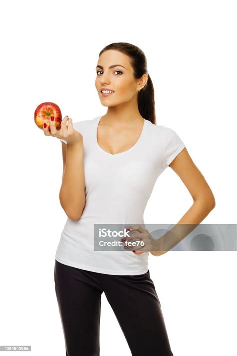 흰색 티셔츠에 아름 다운 젊은 행복 한 갈색 머리 여자는 애플을 보유 하고있다 흰색 배경에 고립 미소 포즈 스탠드 T 셔츠에 대한 스톡 사진 및 기타 이미지 Istock