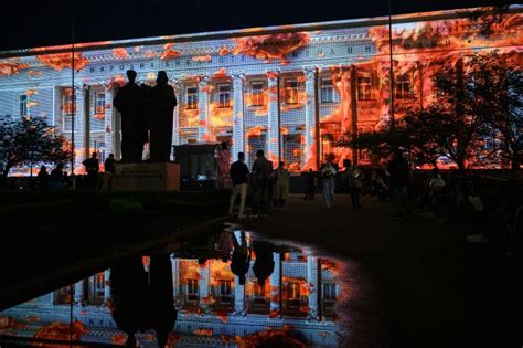 Lunar мина и вече стигнах до личните си профили в социалните мрежи затова като че ли дойде
