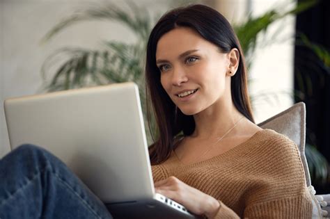 노트북을 사용하는 웃는 여자 집에서 소파에 앉아 컴퓨터 프로젝트를 하는 프리랜서 35 39세에 대한 스톡 사진 및 기타 이미지 35 39세 가정의 방 고름 Istock